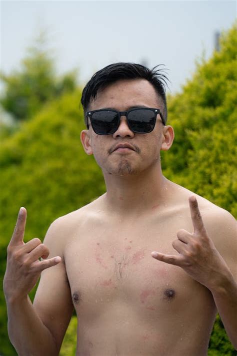 남자 벌거벗은 사람 상반신을 드러낸 상의 탈의 샤워 수직 쐈어 잘생긴 젖은에 관한 무료 스톡 사진