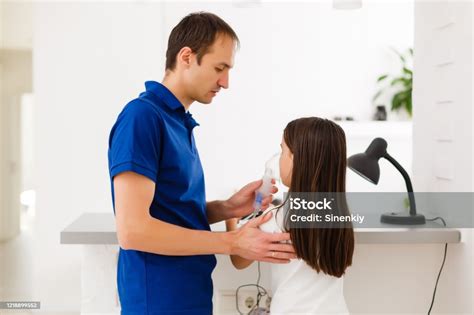 집에서 분무기로 흡입하는 어린 유아 소녀 아버지가 장치를 돕고 들고 계십니다 독감 기침 및 기관지염을 가진 아이 천식 흡입기 흡입 증기 아픈 개념 2명에 대한 스톡 사진 및