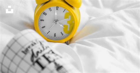 노란색과 흰색 아날로그 알람 시계 10 10 사진 Unsplash의 무료 런던 이미지