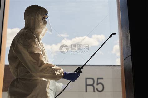 在消毒或清洁复制空间期喷洒化学剂的工人身着保护防护高清图片下载 正版图片504089923 摄图网