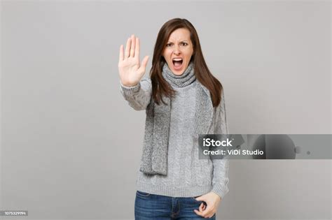 회색 스웨터 스카프 회색 배경에 고립 손바닥 표시 중지 제스처를 비명에 적극적인 여자 건강 패션 라이프 스타일 사람들 진심으 감정 추운 계절 개념 복사 공간을 비웃는 다