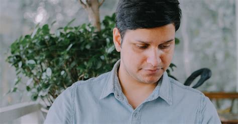 테이블에 앉아 책을 읽고 커피 한 잔을 마시는 남자 사진 Unsplash의 커피를 마시는 남자 이미지