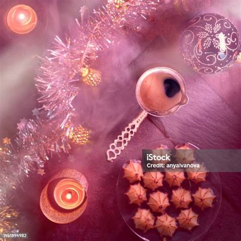 구리 Cezve 커피 포트 전통적인 청동 금속 커피 컵 마지팬 과자 양초 차 조명 가벼운 화환이 있는 플랫 레이 짙은 빨간색 플랫은 연기와 증기가 있는 어두운 배경에 누워