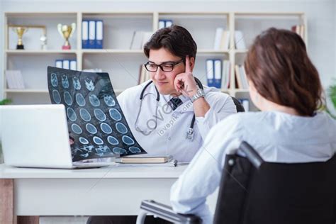 X선 촬영 결과를 환자에게 설명하는 의사