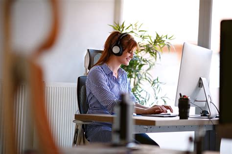 직원 팀이 프로젝트에 대해 논의하고 사무실에서 컴퓨터로 초과 근무 계획에 대한 스톡 사진 및 기타 이미지 계획 기업가 긴급 개념 Istock