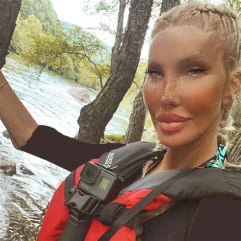 با زنی آشنا شوید که میلیون ها دلار خرج کرد تا شبیه باربی شود