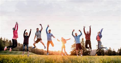 자연에서 운동을 한 후 점프하는 적합하고 활동적인 사람들의 큰 그룹 사진 Unsplash의 활동적인 라이프 스타일 이미지