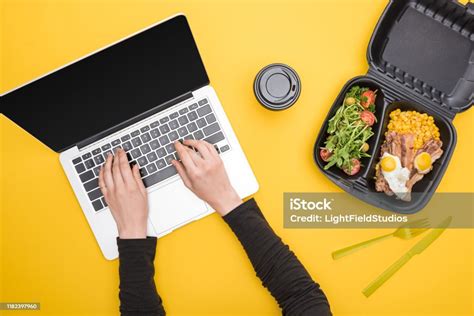 옥수수 고기 튀긴 계란과 샐러드 노란색에 고립 된 종이 컵노트북과 일회용 음식 용기를 사용하여 여성의 자른 보기 계란상자에 대한 스톡 사진 및 기타 이미지 Istock