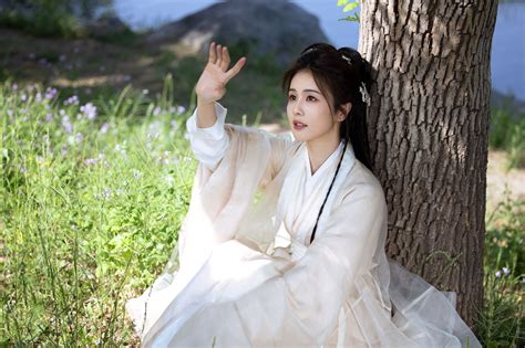 白鹿是仙女下凡吧？穿古装拍古风写真，置身湖边宛如温柔大小姐白鹿古装仙女新浪新闻