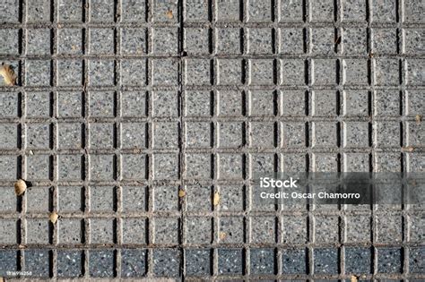 밝은 회색과 짙은 회색의 작은 사각형 형태의 시멘트 및 화강암 바닥 질감 0명에 대한 스톡 사진 및 기타 이미지 0명 개체 그룹 거친 Istock