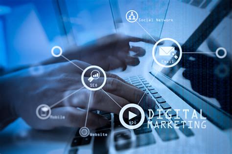 빈 화면 컨셉으로 나무 책상에 노트북 컴퓨터에서 작업 하는 비즈니스 남자 손의 이중 노출 개발에 대한 스톡 사진 및 기타 이미지 개발 광고 다이어그램 Istock