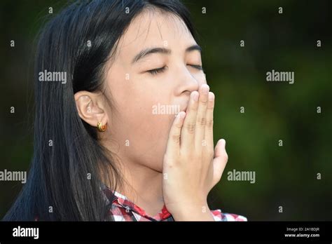 Eine Junge Filipina Juvenile Gähnen Stockfotografie Alamy