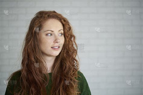 女孩在看拷贝空间