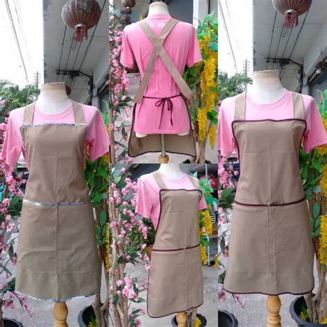 ว้าว‼️ ว้าว‼️ กันเปื้อน 2 กระเป๋า สีกากี มีซิป 1 ข้าง เนื้อเนียนนุ่ม เมื่อมือได้สัมผัส เป็นผ้า