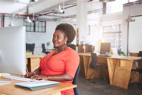 그녀의 사무실 컴퓨터에서 일하는 아프리카 계 미국인 사업가 아프리카계 미국 민족에 대한 스톡 사진 및 기타 이미지 아프리카계 미국 민족 여자 사업가 일함 Istock