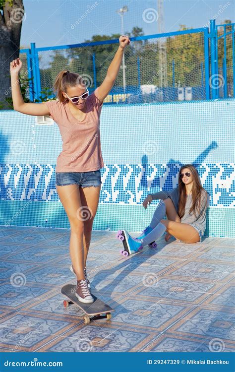 Deux Belles Jeunes Filles Utilisant Des Lunettes De Soleil Dans Un