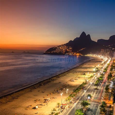 Beau Coucher Du Soleil Au Dessus De Plage De Copacabana En Rio De