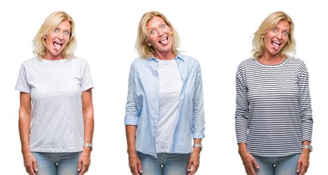 혀를 집어 넣는 흰색 절연된 Backgroud 통해 아름 다운 중 년 금발 여자의 콜라주 행복 재미 있는 표현을 밖으로 감정 개념입니다 감정에 대한 스톡 사진 및 기타