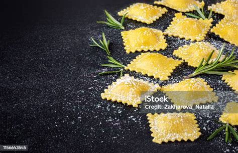 어두운 배경에 신선한 라비올리 파스타 상단보기 이탈리아 라비올리 클로즈업 공간을 복사합니다 가득 찬에 대한 스톡 사진 및 기타 이미지 Istock