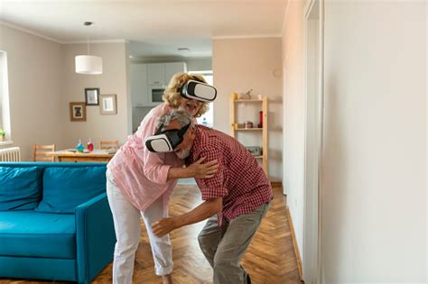 가상 현실 안경으로 재미를 가진 노인 성숙한 커플 새로운 Vr 헤드셋을 사용하는 노인 활동적인 노인의 개념과 새로운 기술과의 상호 작용 2명에 대한 스톡 사진 및 기타