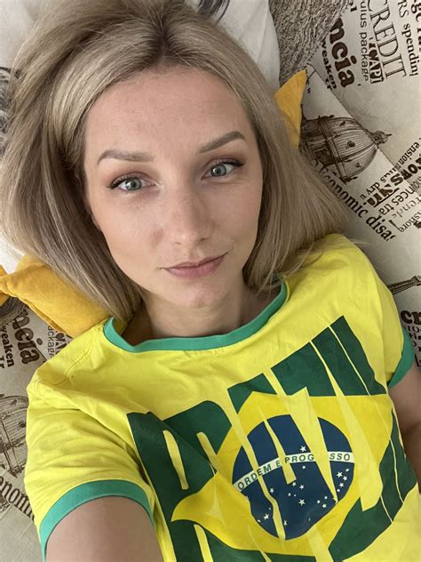 Девушка с кружкой ай эм вери хот милф мазафака Sisevna Twitter