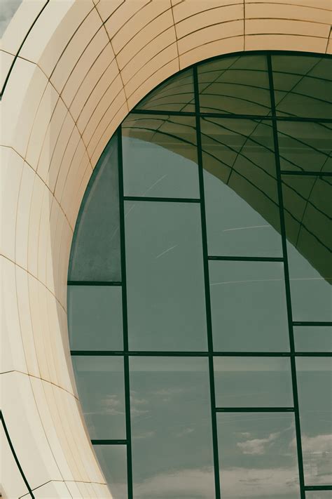 푸른 하늘을 배경으로 한 현대 기하학적 건축의 경이로움 · 무료 스톡 사진