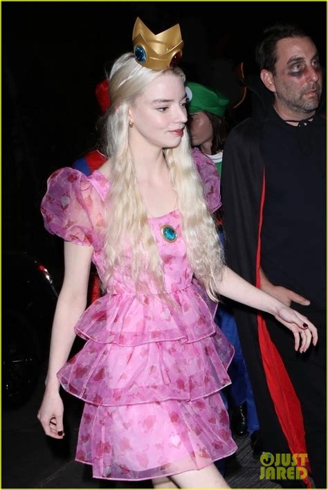 Photo Anya Taylor Joy Princess Peach Halloween Costume 02 Photo