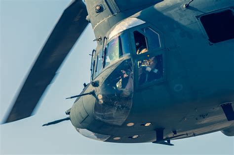 치누크 헬리콥터와의 군사 전투와 전쟁은 혼란을 통해 비행 닫습니다 힘 힘 힘 공습의 군사 개념 개성 개념에 대한 스톡 사진 및 기타 이미지 Istock