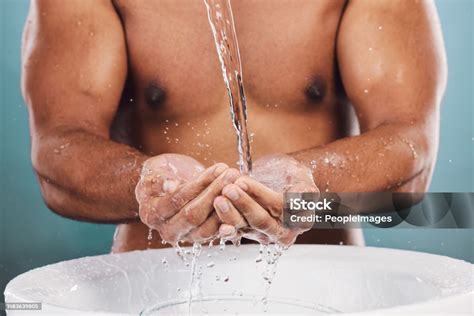 클로즈업 대야 손을 씻는 남자 파란색 스튜디오 배경에 물이 튀고 위생 줌 욕실에서 남성과 신사 손질 스킨케어 매끄러운 피부를 위한 청소 및 아침 루틴 손 씻기에 대한 스톡