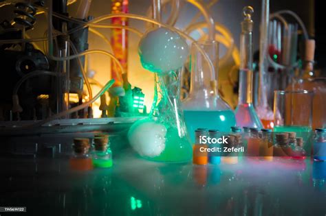 약국 및 화학 테마 연구 실험실에서 용액으로 유리 플라스 크를 테스트 합니다 과학 및 의료 배경입니다 어두운 톤 배경에 실험실 테스트 튜브 Stem 주제에 대한 스톡 사진