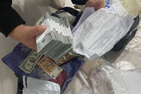 Лікарка з Житомиру погоріла на схемі ухилення від мобілізації знайдено 4 4 млн гривень Читайте