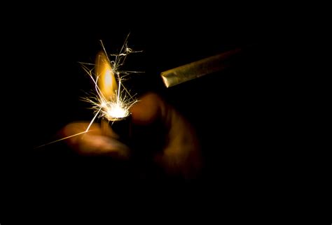 배경 화면 검은 흡연 불꽃 빛나는 것 거룻배 치아 크로우로 한밤중 행사 디 왈리 어둠 담배 컴퓨터 벽지 매크로 사진 아직도 인생 사진 새해 전날