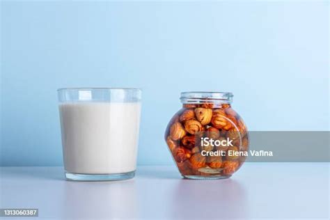 다양한 견과류를 담그는 과정 물에 헤이즐넛을 활성화하고 야채 우유 한 잔 가정 요리 식물 기반 유기농 채소 우유 유당 무료 만들기 건강한 식생활에 대한 스톡 사진 및 기타