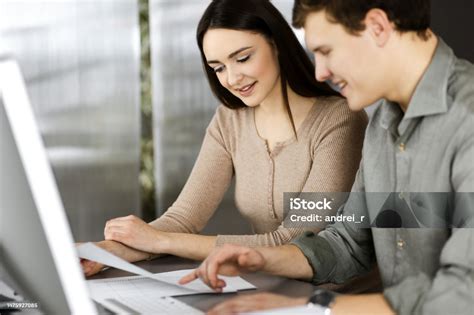 Дружелюбный Молодой Бизнесмен И Программист В Зеленой Рубашке Работает За Компьютером Сидя