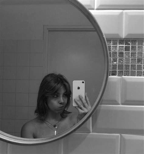 Pin By Marinehryy On 0123 Mirror Selfie Scenes Selfie