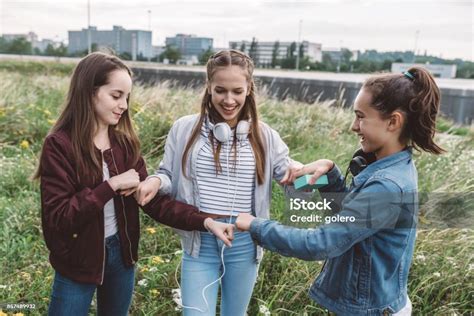 야외에서 주먹을 부딪히는 세 십 대 소녀 피스트 범프에 대한 스톡 사진 및 기타 이미지 피스트 범프 14 15 살 3 명