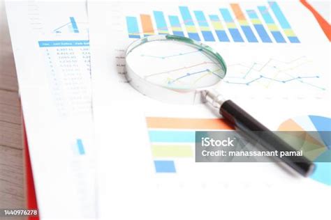 차트 그래프 용지에 돋보기 금융 개발 은행 계좌 통계 투자 분석 연구 데이터 경제 개발에 대한 스톡 사진 및 기타 이미지 개발 검사 보기 경제 Istock
