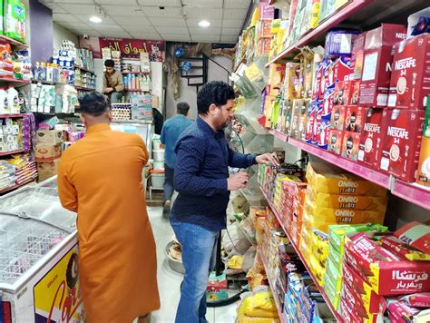 ضبط 1100 عبوة مواد غذائية منتهية الصلاحية في سوبر ماركت بكفرالشيخ