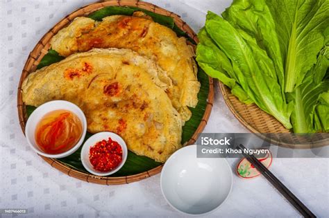 돼지고기나 닭고기로 채워진 베트남 반 제오 크레페 새우 양파 콩나물 테이블 의 접시 근처에 놓인 핫 소스 베트남 음식에 대한 스톡 사진 및 기타 이미지 Istock