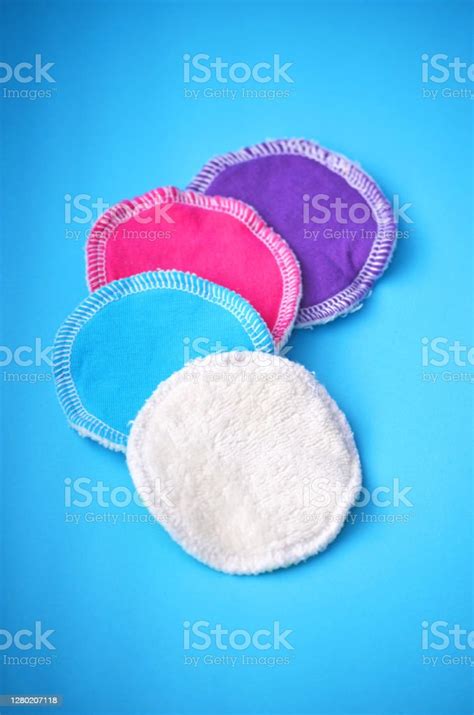 파스텔 블루 배경에 흰색 파란색 보라색과 분홍색 색상의 제거를 위한 4개의 유기농 면 재사용 가능한 제로 폐기물 청소 패드 0에 대한 스톡 사진 및 기타 이미지 Istock