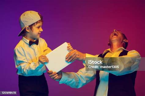 노인은 소년 손자와 함께 재미와 시간을 보내고 즐거운 노인 라이프 스타일 컨셉 가수에 대한 스톡 사진 및 기타 이미지 가수