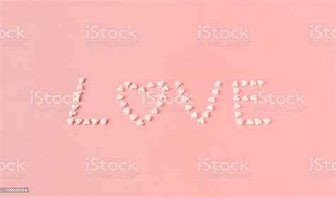 흰 사탕으로 만든 단어 사랑 발렌타인 데이 개념입니다 창조적 인 사랑 구성 하트 캔디에 대한 스톡 사진 및 기타 이미지 하트