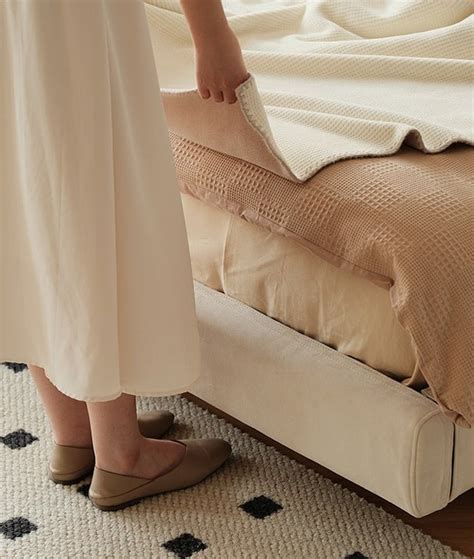 เตียงนอนมินิมอล พร้อมเบาะรองหัวและไฟซ่อน รุ่น Munu