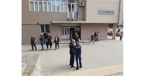 Майка и син от различни партии в една секционна комисия в Бургас