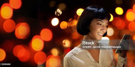 여자 전화 문자 메시지 미소 밈 흐릿한 배경으로 소통하는 밤 모형 행복한 젊은 임원 스마트 폰 및 웹 이메일 소셜 네트워크 앱 및 온라인 데이트 채팅에 대한 독서 20 24