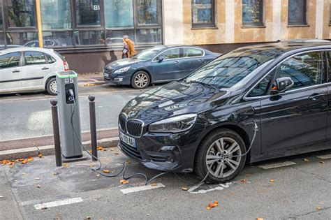 충전소에서 플러그를 꽂고 충전하는 전기 자동차의 앞부분 전기 자동차 대체 연료 자동차에 대한 스톡 사진 및 기타 이미지 전기 자동차 대체 연료 자동차 전기 자동차 대체