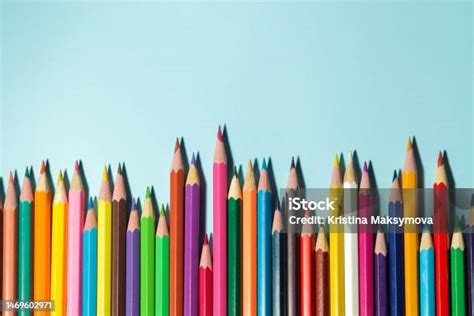 밝은 파란색 배경에 컬러 연필로 구성 맨 위 보기입니다 Textframe용 공간 0명에 대한 스톡 사진 및 기타 이미지 0명 갈색 개념 Istock