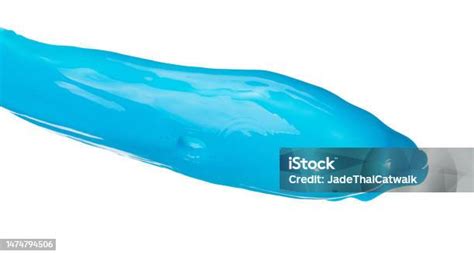 파란색 페인트 물 유출 모양 형태로 튀어 나옵니다 블루 리퀴드 로션 모이스처라이저 화장품이 공중에 떠 있습니다 블루 칵테일 음료 폭발 던지기 펄럭입니다 흰색 배경 절연 고속