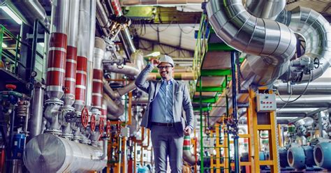 양복을 입고 머리에 헬멧을 쓰고 태블릿을 손에 들고 걷는 잘 생긴 백인 감독관의 전체 길이 발전소 내부 사진 Unsplash의 세르비아 이미지