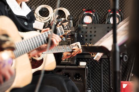 어쿠스틱 기타를 연주하는 손 유토이미지 상세페이지 베이직샵 사진 21284366